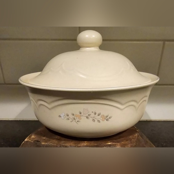 Pfaltzgraff | Kitchen | Vintage Pfaltzgraff Remembrance Pattern Covered ...